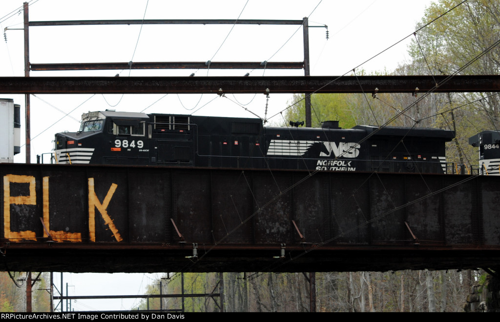 NS C40-9W 9849 trails on 24K.